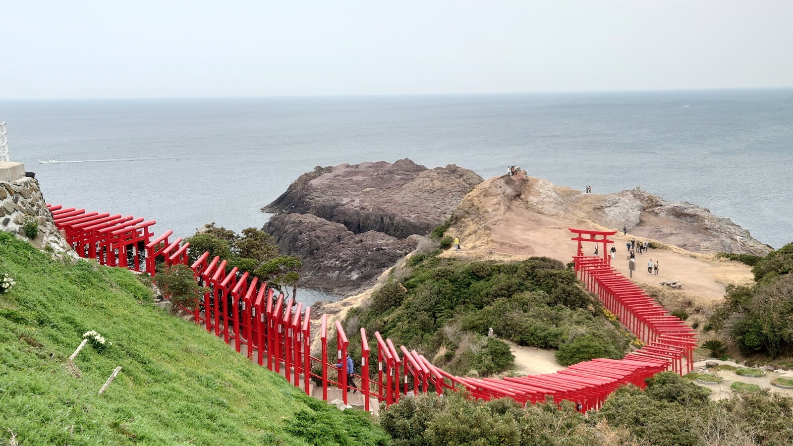 山口県「元乃隅神社」は真っ赤な鳥居が海に連なる美しい絶景スポット！ [名所・旧跡] All About