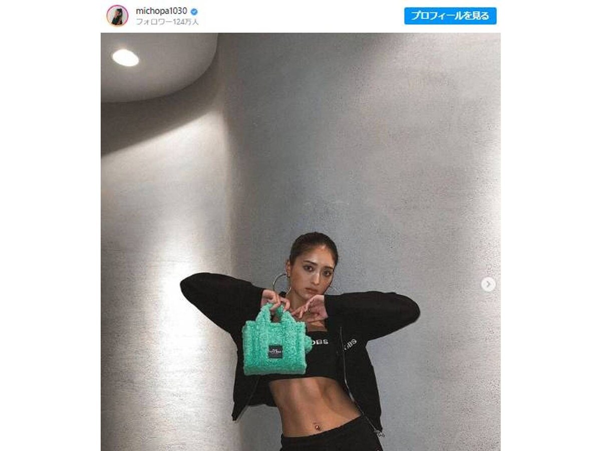 みちょぱ、ブラックコーデでバキバキの腹筋披露！ 「へそ出し最高」「ビジュよすぎ！！！」 2 2 All About ニュース