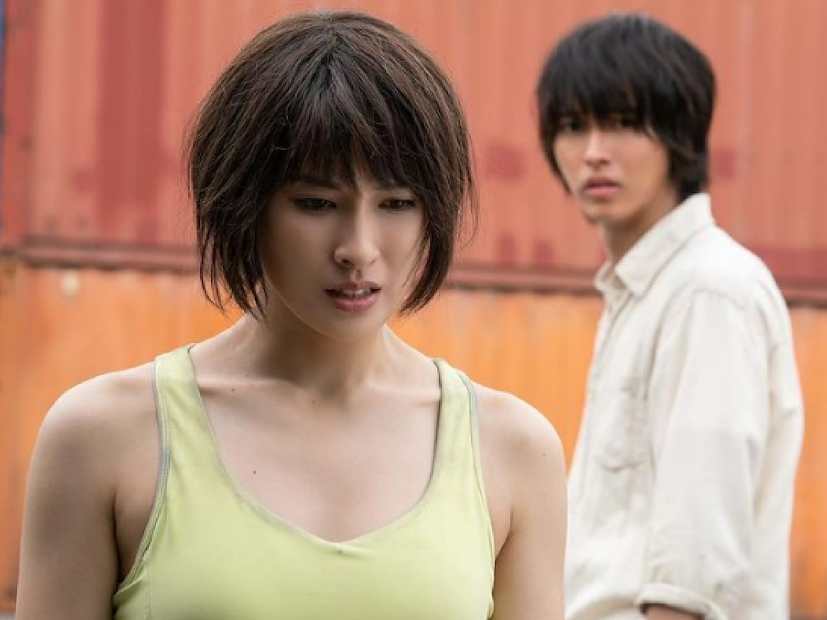 土屋太鳳、ショートヘアの美デコルテ際立つタンクトップ姿で山崎賢人とツーショット！ 「鍛えてますね。美しい！」(2/2) - All About ニュース