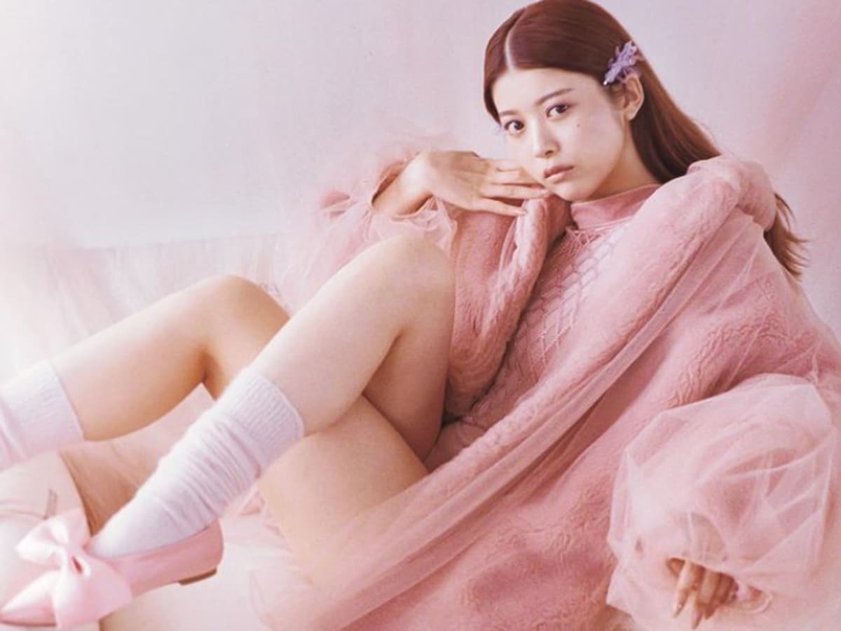 馬場ふみか、全身ピンクの甘めコーデで美脚披露! 「クリスマスプレゼントですか⁉️」「スタイル抜群」 All About ニュース