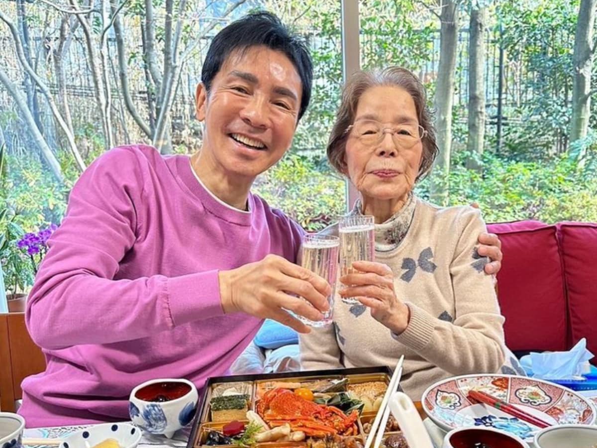 郷ひろみ、89歳母との顔出しツーショット公開「親孝行なお正月ですね」「ホッコリしちゃいました」 2 2 All About ニュース