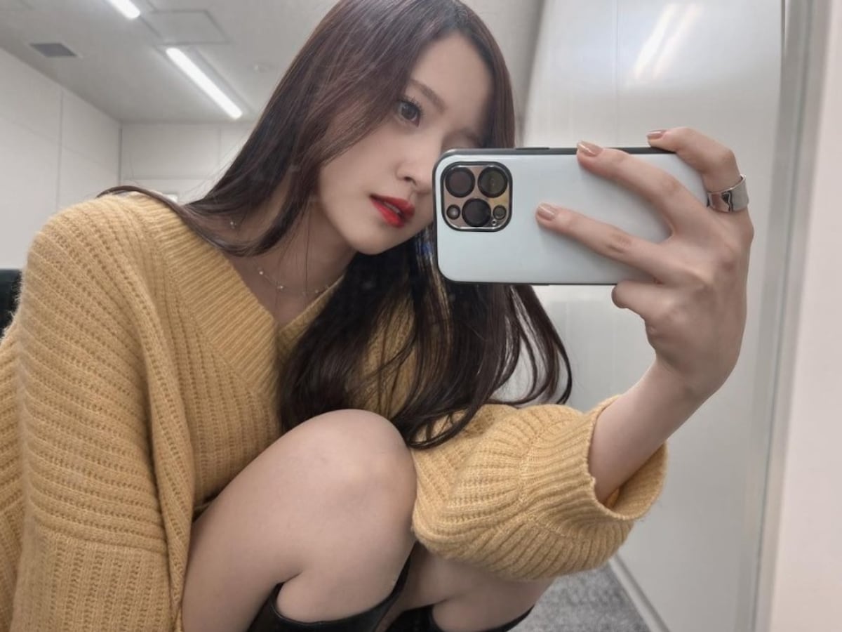 乃木坂46・金川紗耶、オーバーサイズのニットから美脚あらわに! 美しさ際立つ鏡越しの自撮りショット All About ニュース