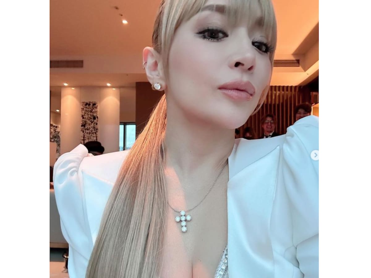 デビュー25周年を迎える浜崎あゆみ、“胸元ざっくり衣装”で大胆露出した自撮りショットを公開！ - All About NEWS