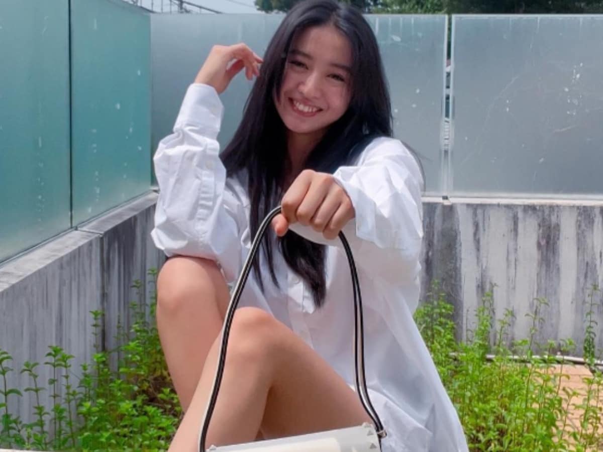 Koki,、抜群の美脚際立つ白シャツコーデを披露！ 透明感あふれる“はにかみ笑顔”がキュートすぎる - All About ニュース