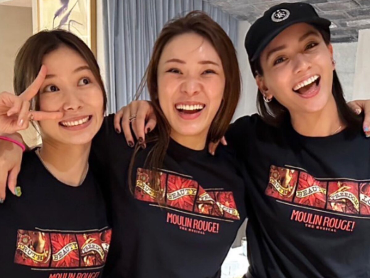 滝沢カレン、フワちゃん&朝日奈央との肩組みスリーショットを公開! 井上芳雄出演ミュージカル『ムーランルージュ!』を鑑賞22 All About ニュース