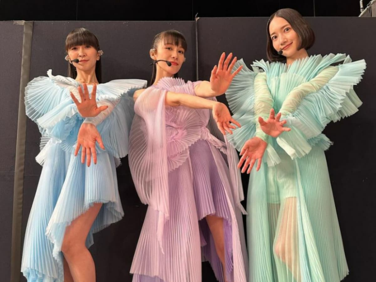 Perfume、メンバー3人のスタイル抜群美脚ショット公開！ 「皆さん脚のラインが綺麗！」「空を飛べる衣装」 - All About ニュース
