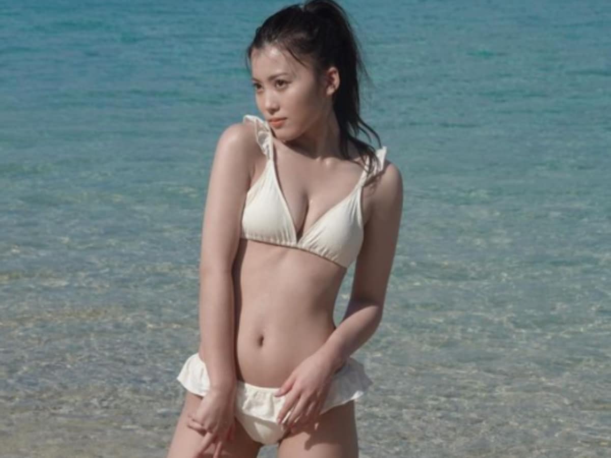 AKB48・岡部麟、谷間＆お尻あらわなビキニ姿！ 1st写真集のメイキングショットで美ボディ披露 - All About ニュース