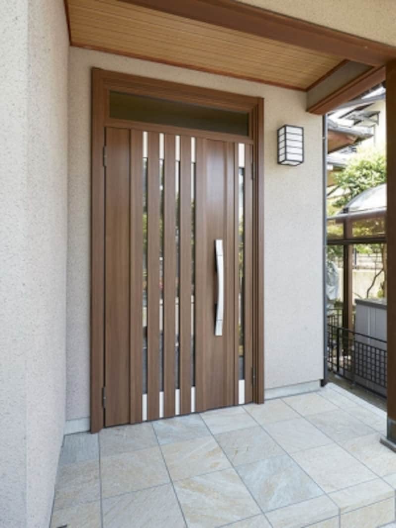 玄関ドアの色選び、おしゃれなコーディネート技 [窓・サッシ・玄関ドア] All About